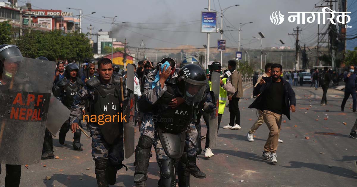 तीनकुने झडप: कयौँ प्रदर्शनकारीसहित प्रहरी घाइते (तस्बिरहरू) | Nagarik News