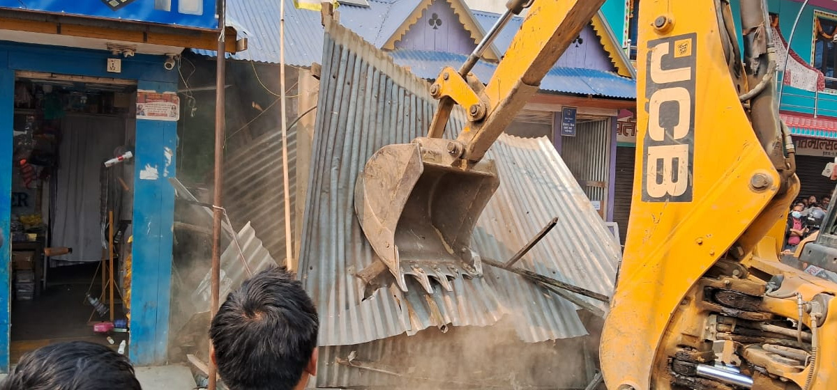 फुङलिङ नगरपालिकाले भत्काउन थाल्यो मेची राजमार्गको भित्रको संरचना ...