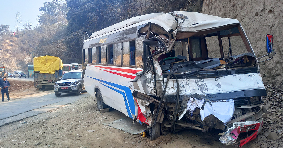 धादिङमा बस र ट्रक ठोक्किँदा २० जना घाइते | Nagarik News