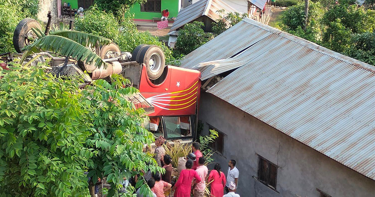 काठमाडौं आउँदै गरेको बस सिन्धुलीमा दुर्घटना | Nagarik News